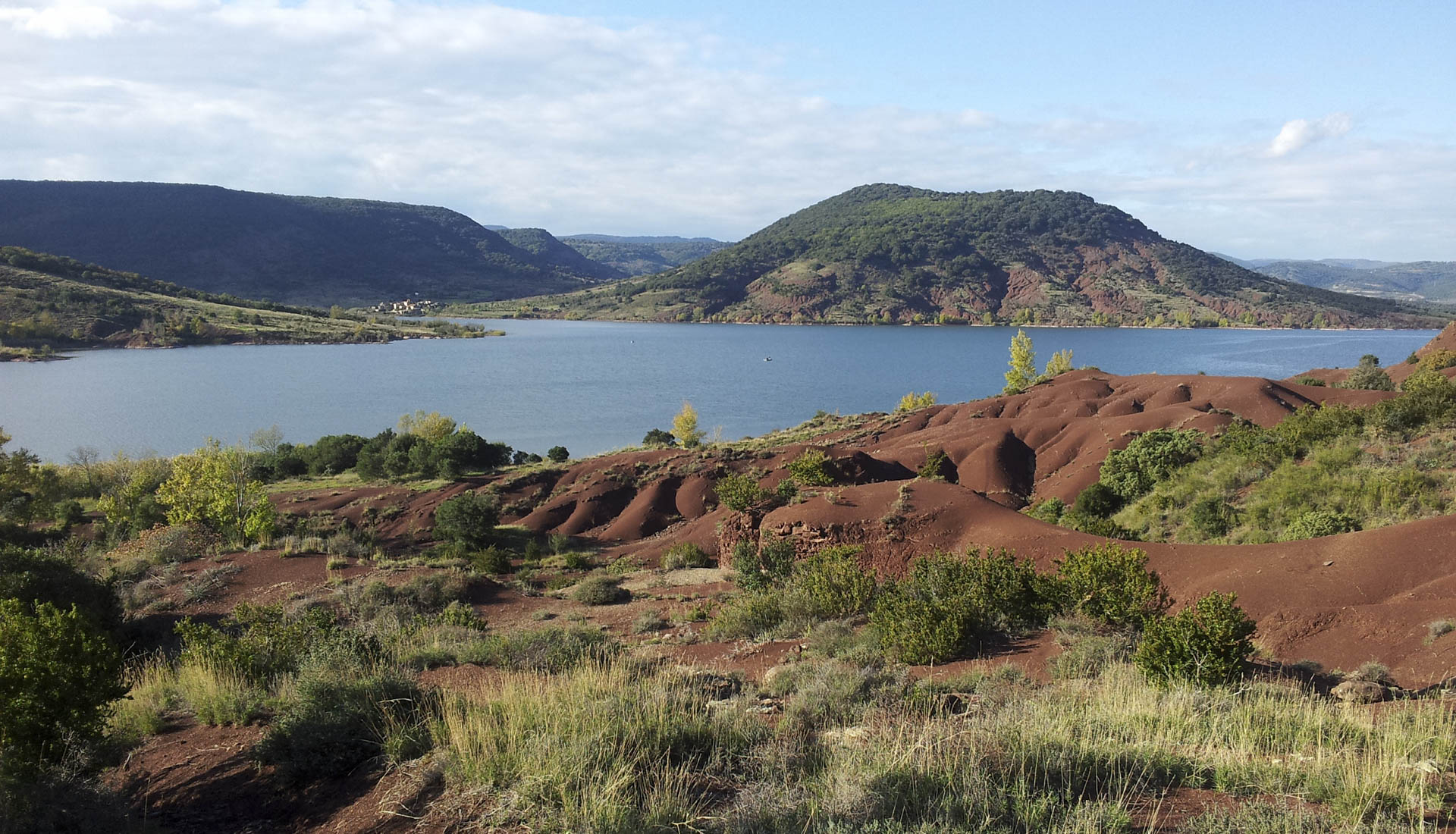 Le rouge du lac du Salagou , Symbole de la vie, de l’énergie